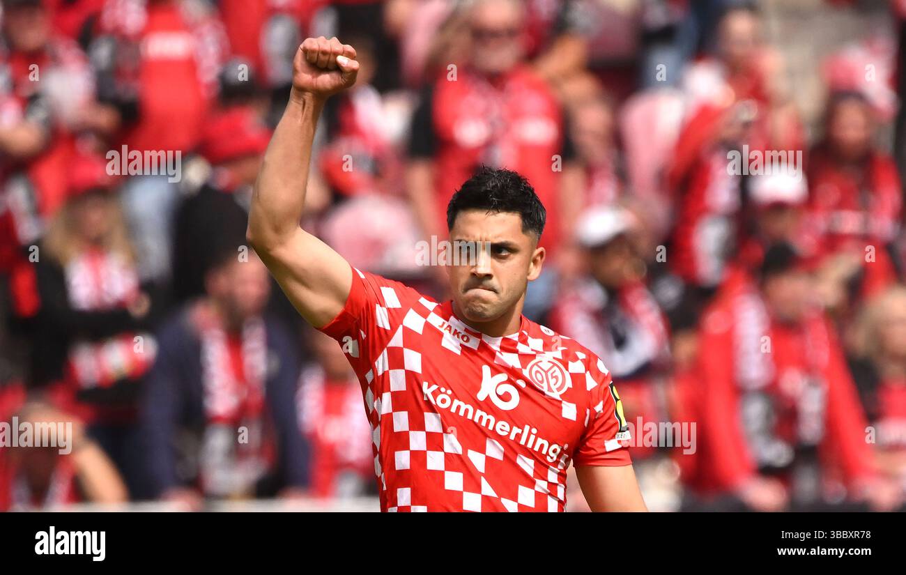 Mainz, Germany. 17th May, 2025. Soccer: Bundesliga, FSV Mainz 05 - Bayer Leverkusen, Matchday 34 ...