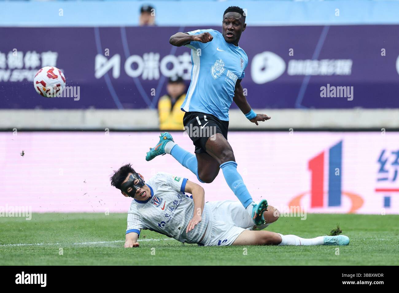 Dalian, China's Liaoning Province. 17th May, 2025. Cephas Malele (top ...