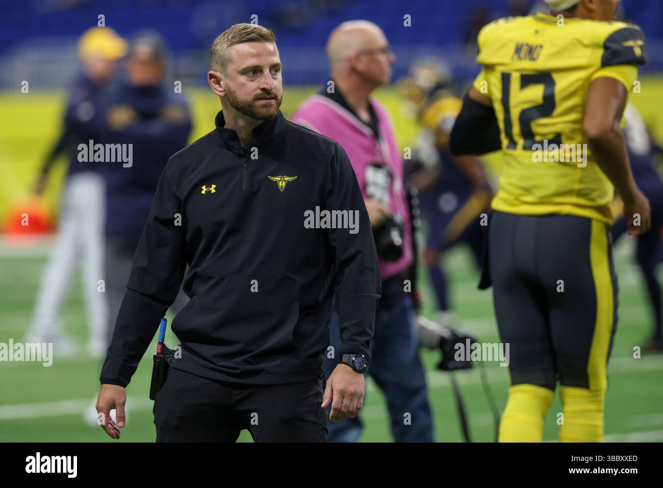 SAN ANTONIO, TX - MAY 16: San Antonio Brahmas head coach Payton Pardee ...