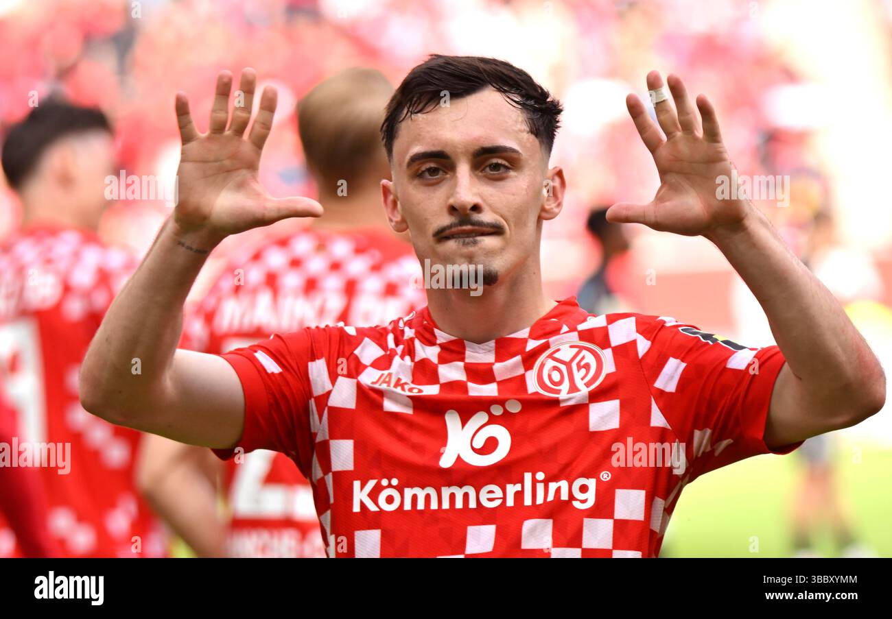 Mainz, Germany. 17th May, 2025. Soccer: Bundesliga, FSV Mainz 05 - Bayer Leverkusen, Matchday 34 ...