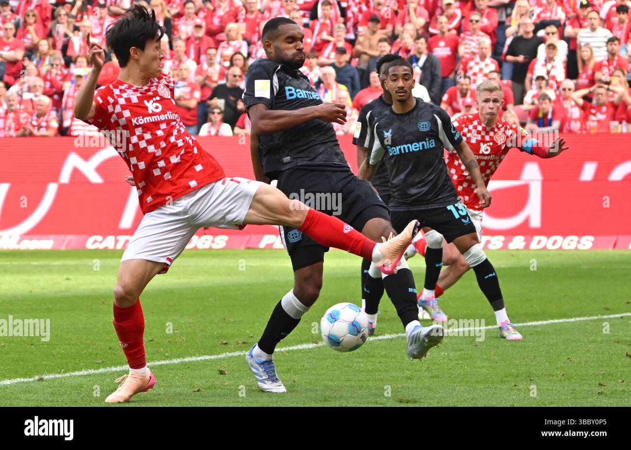 Mainz, Germany. 17th May, 2025. Soccer: Bundesliga, FSV Mainz 05 - Bayer Leverkusen, Matchday 34 ...
