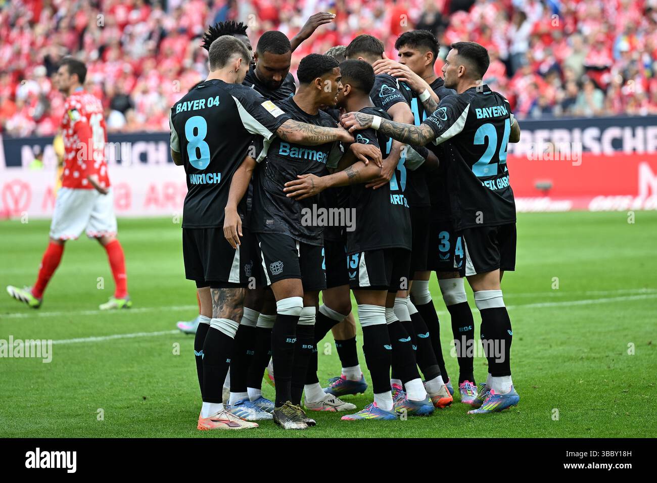 Mainz, Germany. 17th May, 2025. Fussball 1. Bundesliga 34. Spieltag 1. FSV Mainz 05 - Bayer 04 ...