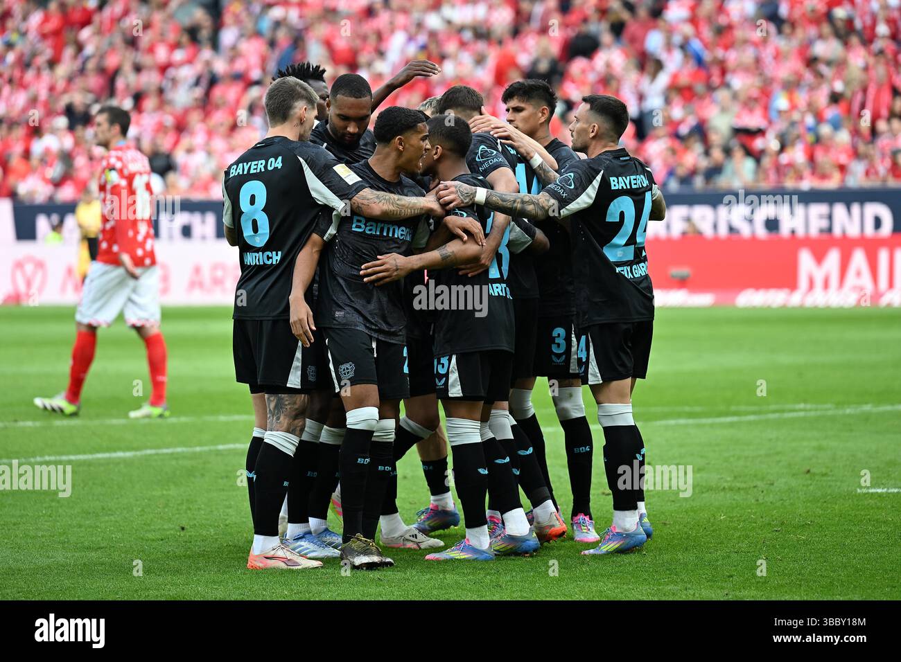 Mainz, Germany. 17th May, 2025. Fussball 1. Bundesliga 34. Spieltag 1. FSV Mainz 05 - Bayer 04 ...