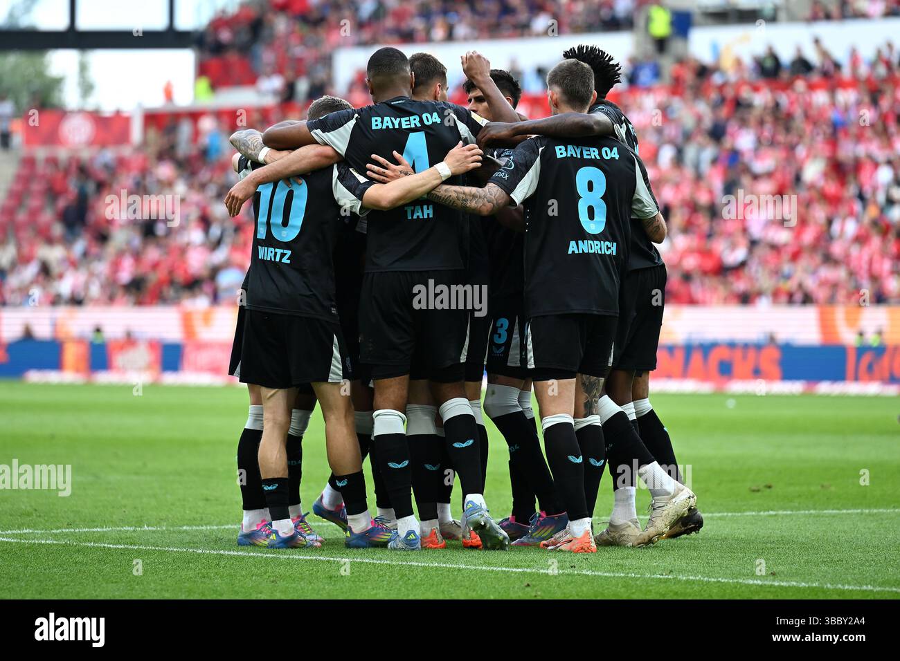 Mainz, Germany. 17th May, 2025. Fussball 1. Bundesliga 34. Spieltag 1. FSV Mainz 05 - Bayer 04 ...