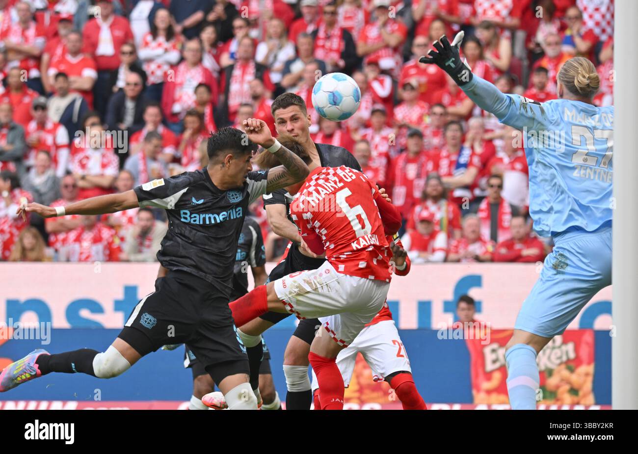 Mainz, Germany. 17th May, 2025. Soccer: Bundesliga, FSV Mainz 05 - Bayer Leverkusen, Matchday 34 ...