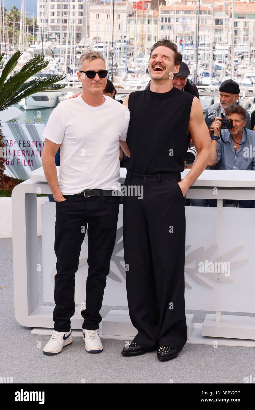 Joaquin Phoenix, left, and Pedro Pascal pose for photographers at the ...