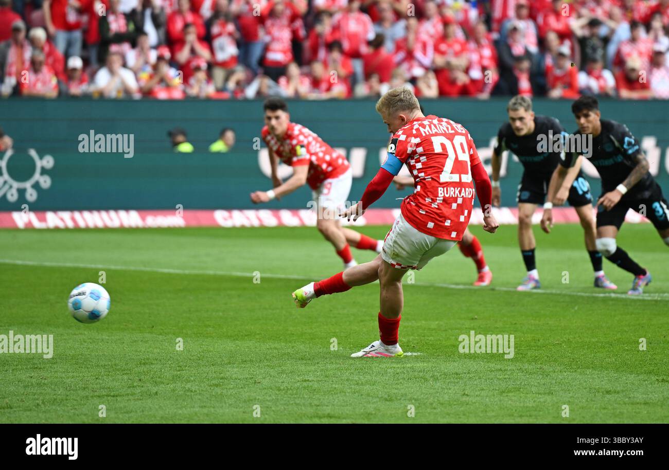 Mainz, Germany. 17th May, 2025. Soccer: Bundesliga, 1. FSV Mainz 05 - Bayer Leverkusen, Matchday ...