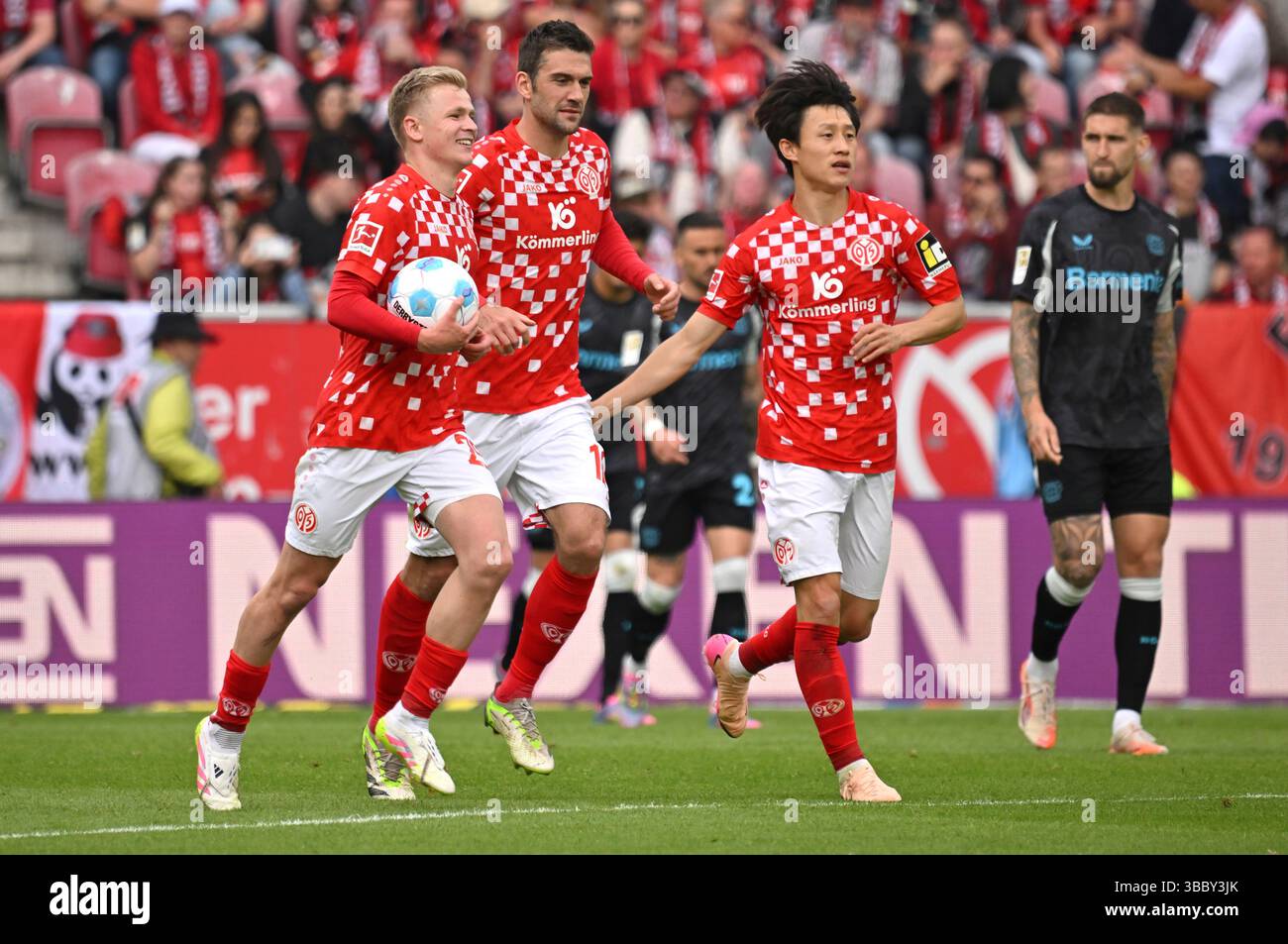 Mainz, Germany. 17th May, 2025. Soccer: Bundesliga, FSV Mainz 05 - Bayer Leverkusen, Matchday 34 ...