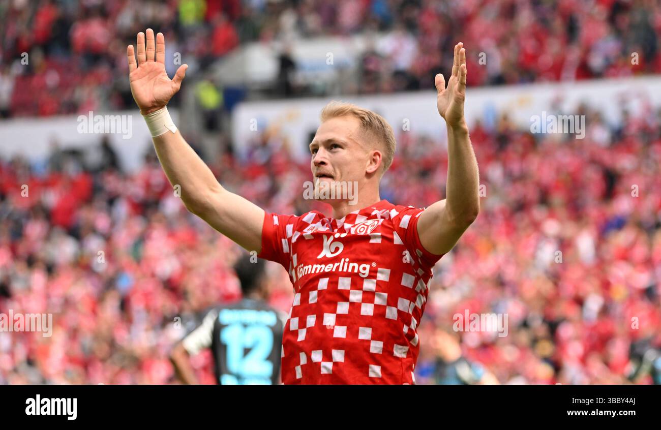 Mainz, Germany. 17th May, 2025. Soccer: Bundesliga, FSV Mainz 05 ...