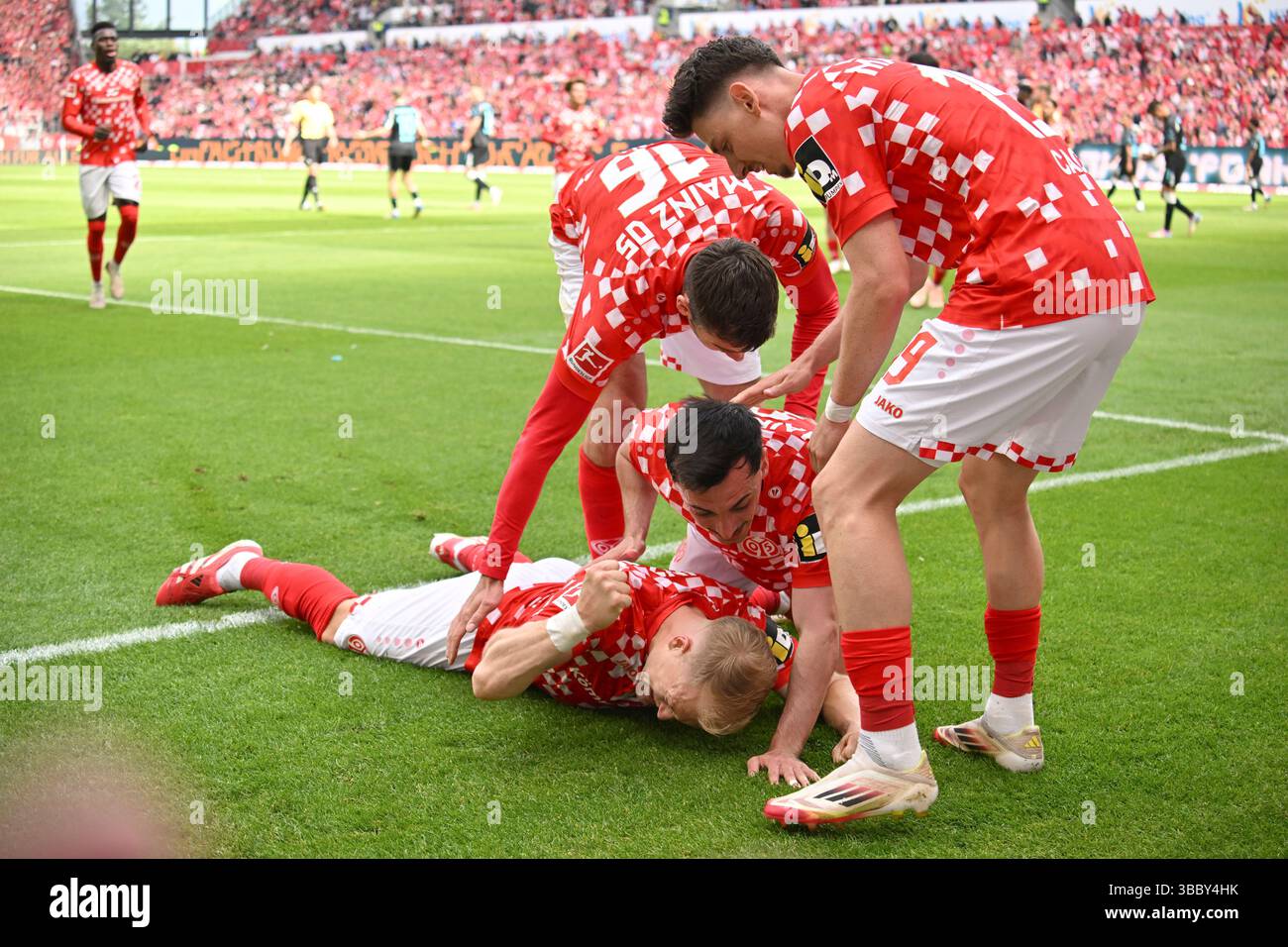 Mainz, Germany. 17th May, 2025. Soccer: Bundesliga, FSV Mainz 05 - Bayer Leverkusen, Matchday 34 ...