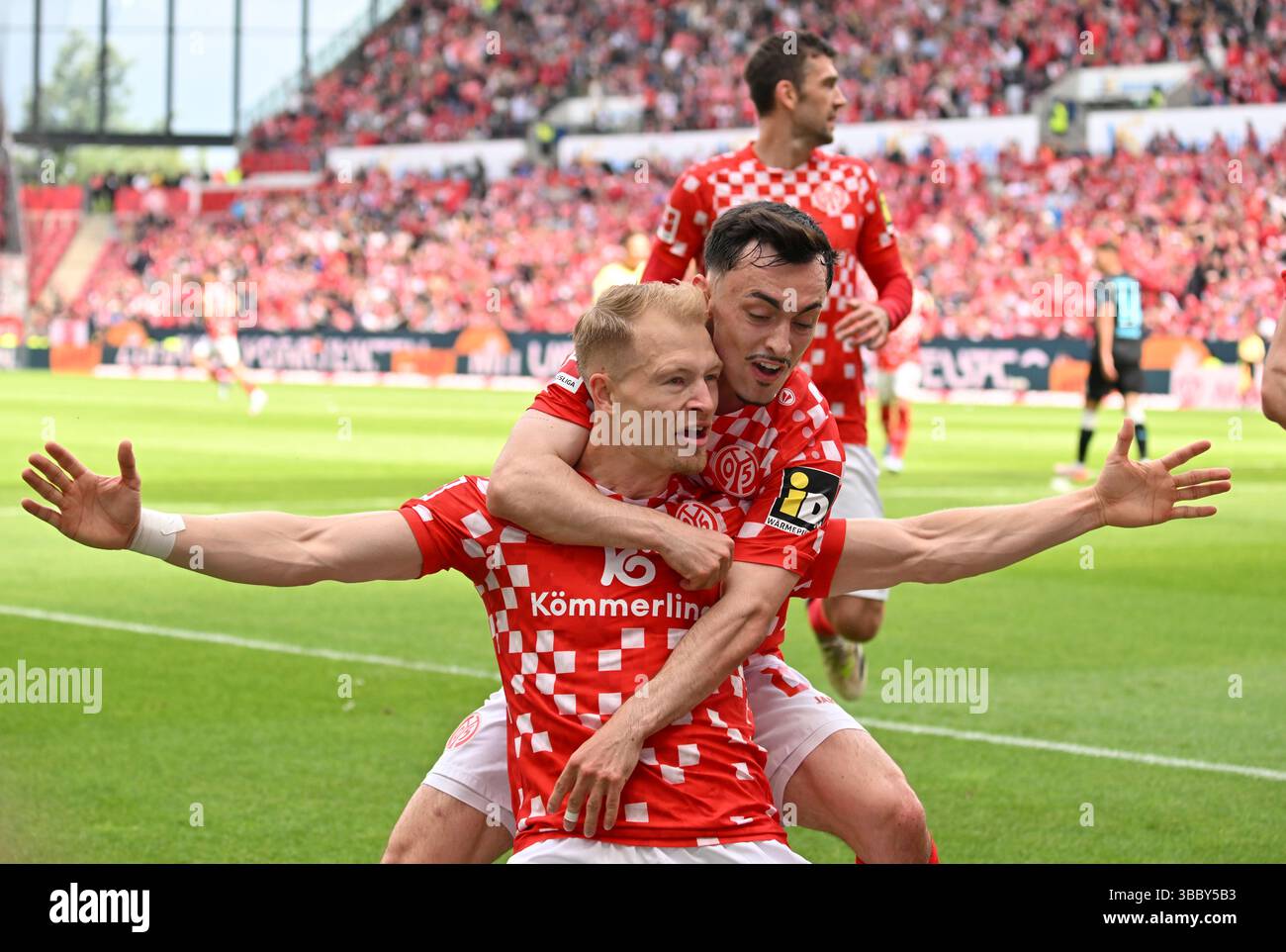 Mainz, Germany. 17th May, 2025. Soccer: Bundesliga, FSV Mainz 05 - Bayer Leverkusen, Matchday 34 ...