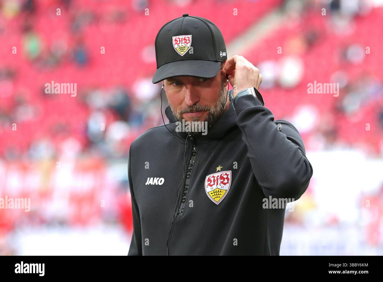 Leipzig, Deutschland. 17th May, 2025. Cheftrainer Sebastian Hoene? (VfB ...