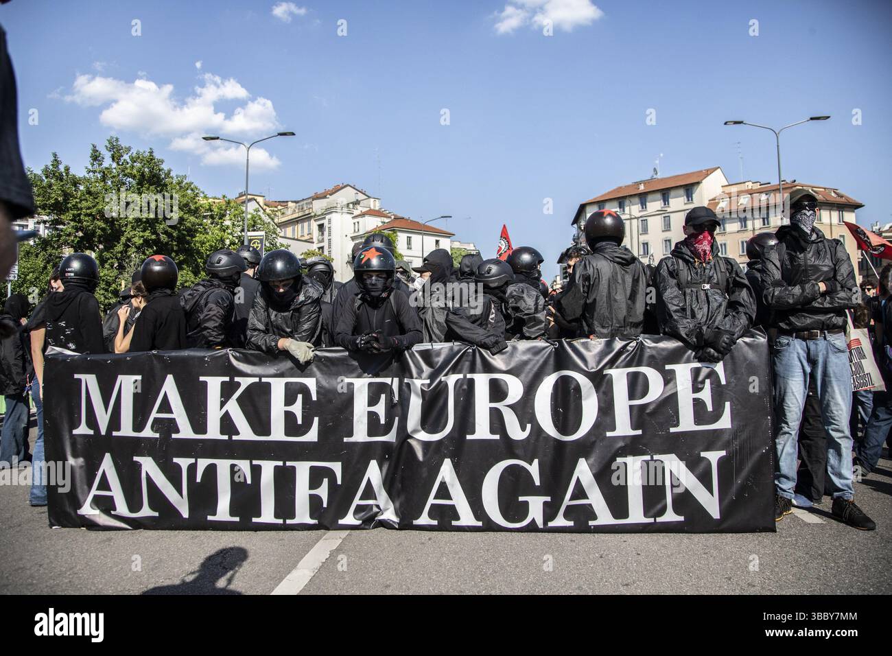 Milan, clashes Remigration Summit counter-procession "antagonist" Largo ...