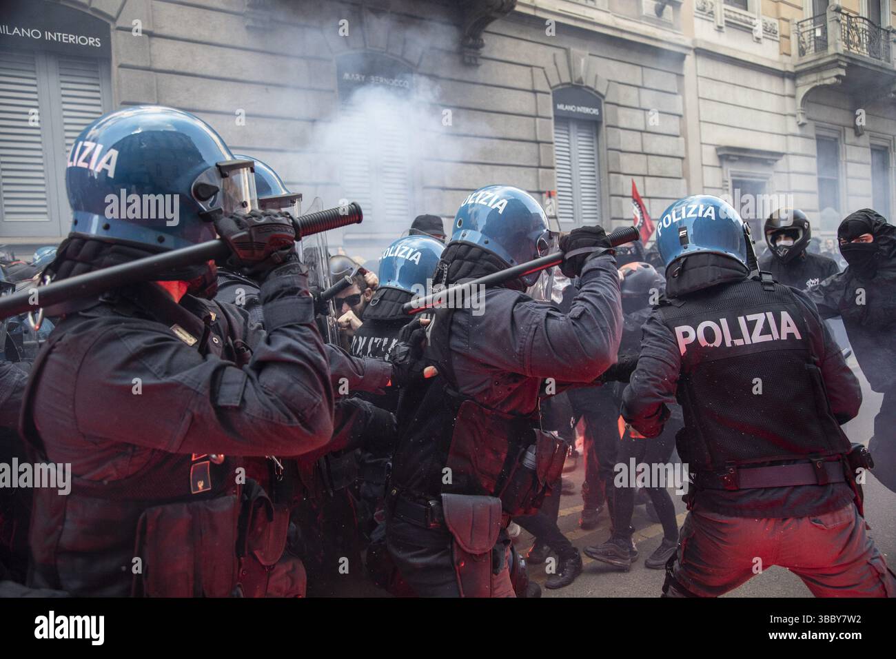 Milan, clashes Remigration Summit counter-procession "antagonist" Largo ...