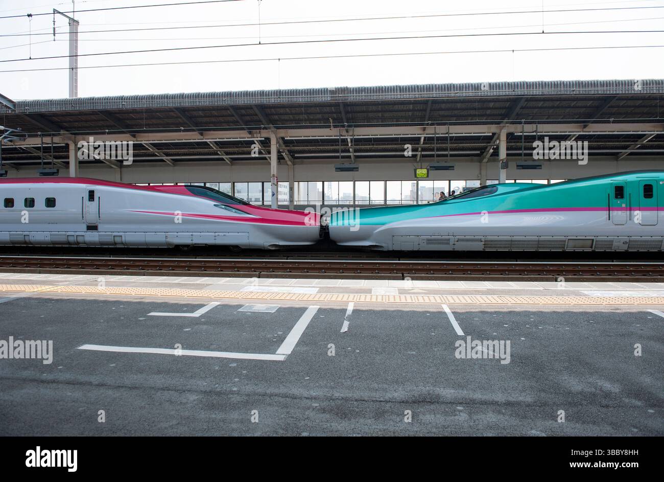 Japan kissing hi-res stock photography and images - Alamy