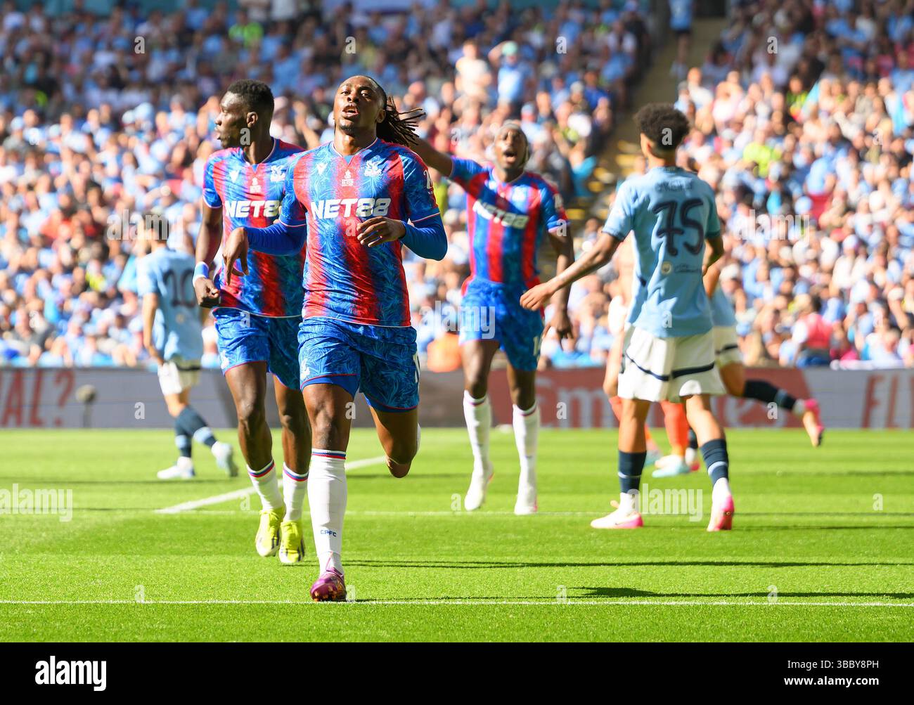 Crystal palace fa cup final 2025 goal hi-res stock photography and ...