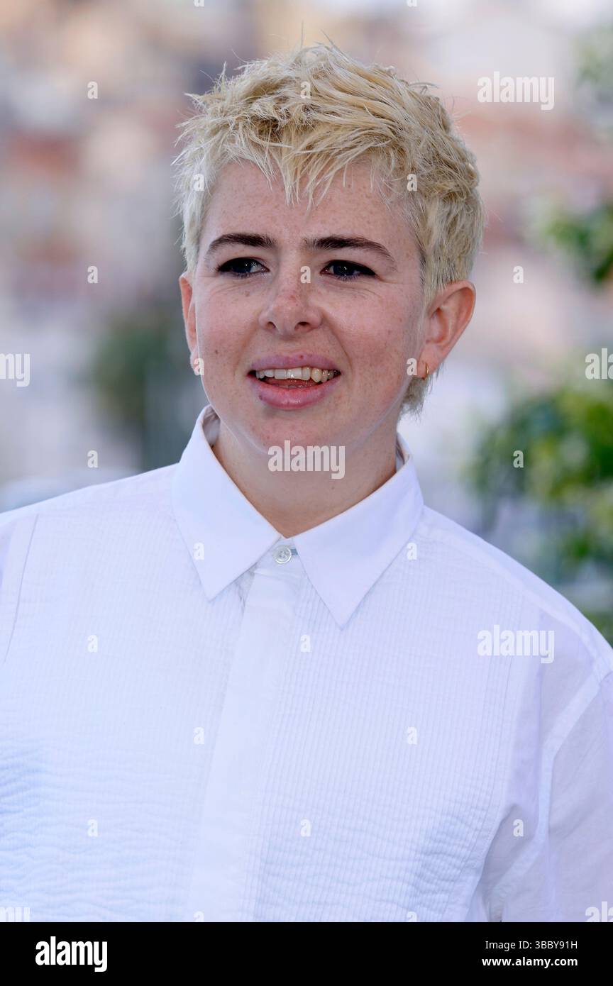 Molly Manning Walker beim Photocall mit den Jury-Präsidentinnen auf dem Festival de Cannes 2025 ...