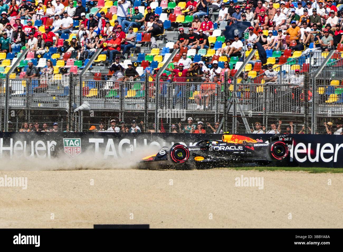 Yuki Tsunoda (JPN) Red Bull Racing RB21 crash . 17.05.2025. Formula 1 ...