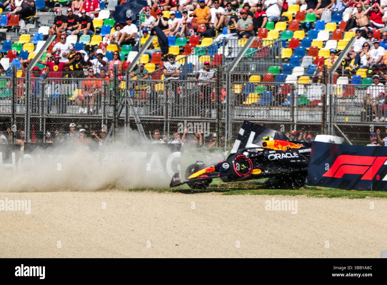 Yuki Tsunoda (JPN) Red Bull Racing RB21 crash . 17.05.2025. Formula 1 ...