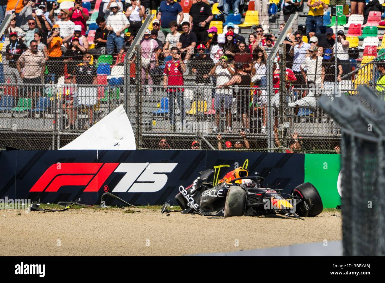 Yuki Tsunoda (JPN) Red Bull Racing RB21 crash . 17.05.2025. Formula 1 ...