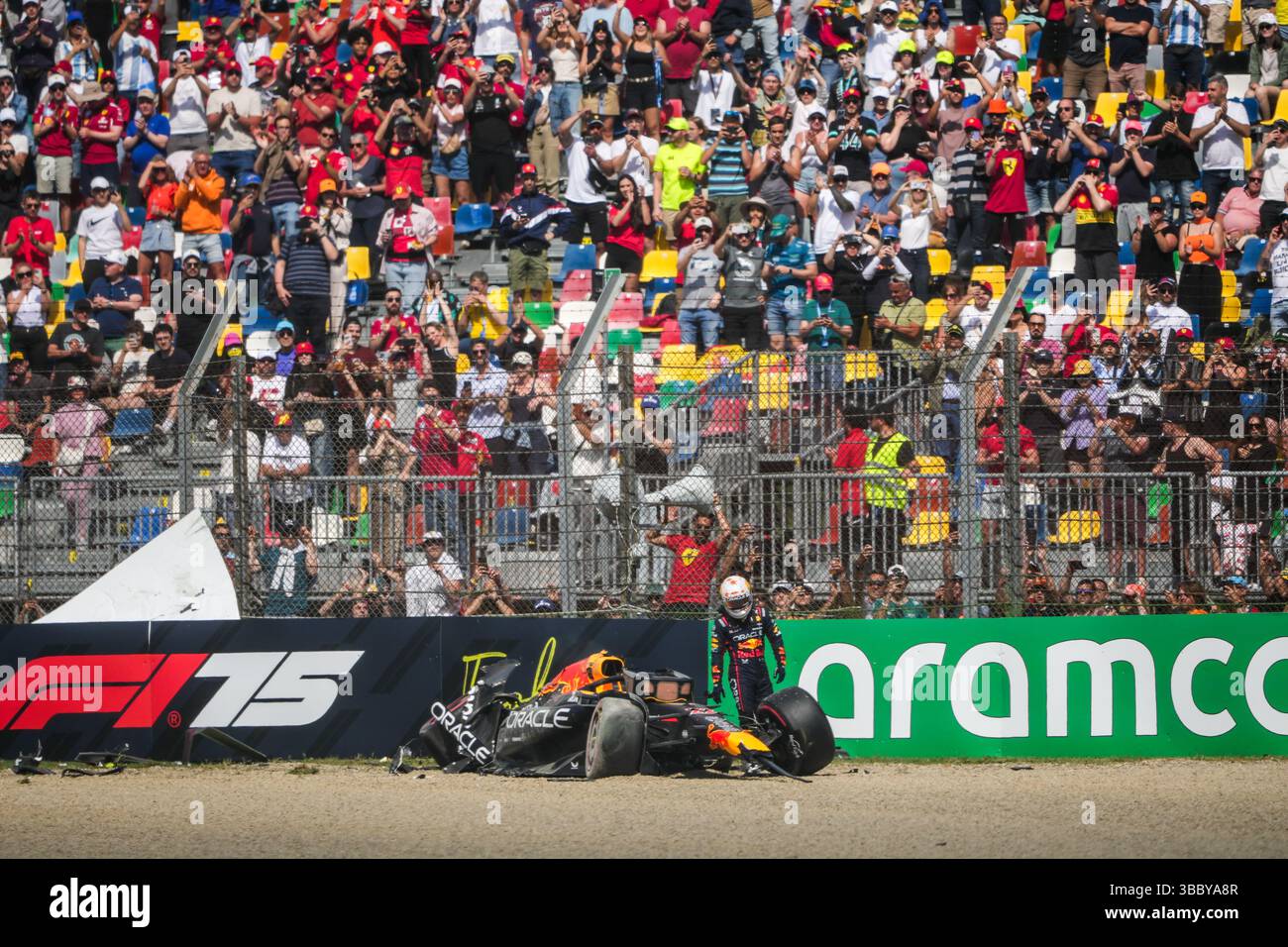Yuki Tsunoda (JPN) Red Bull Racing RB21 crash . 17.05.2025. Formula 1 ...