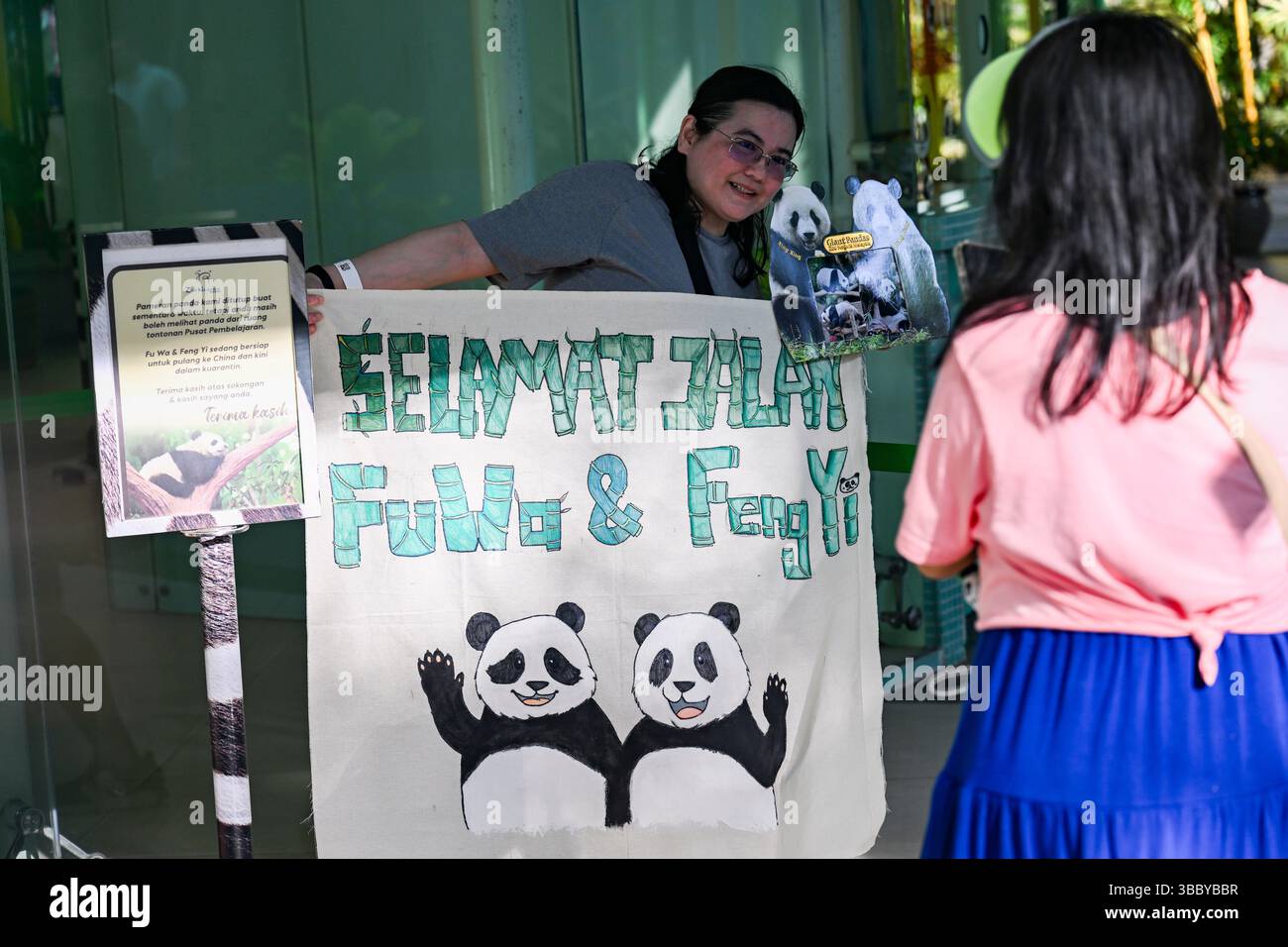 Kuala Lumpur, China on May 18, 2025. 21st May, 2014. A woman holding a ...