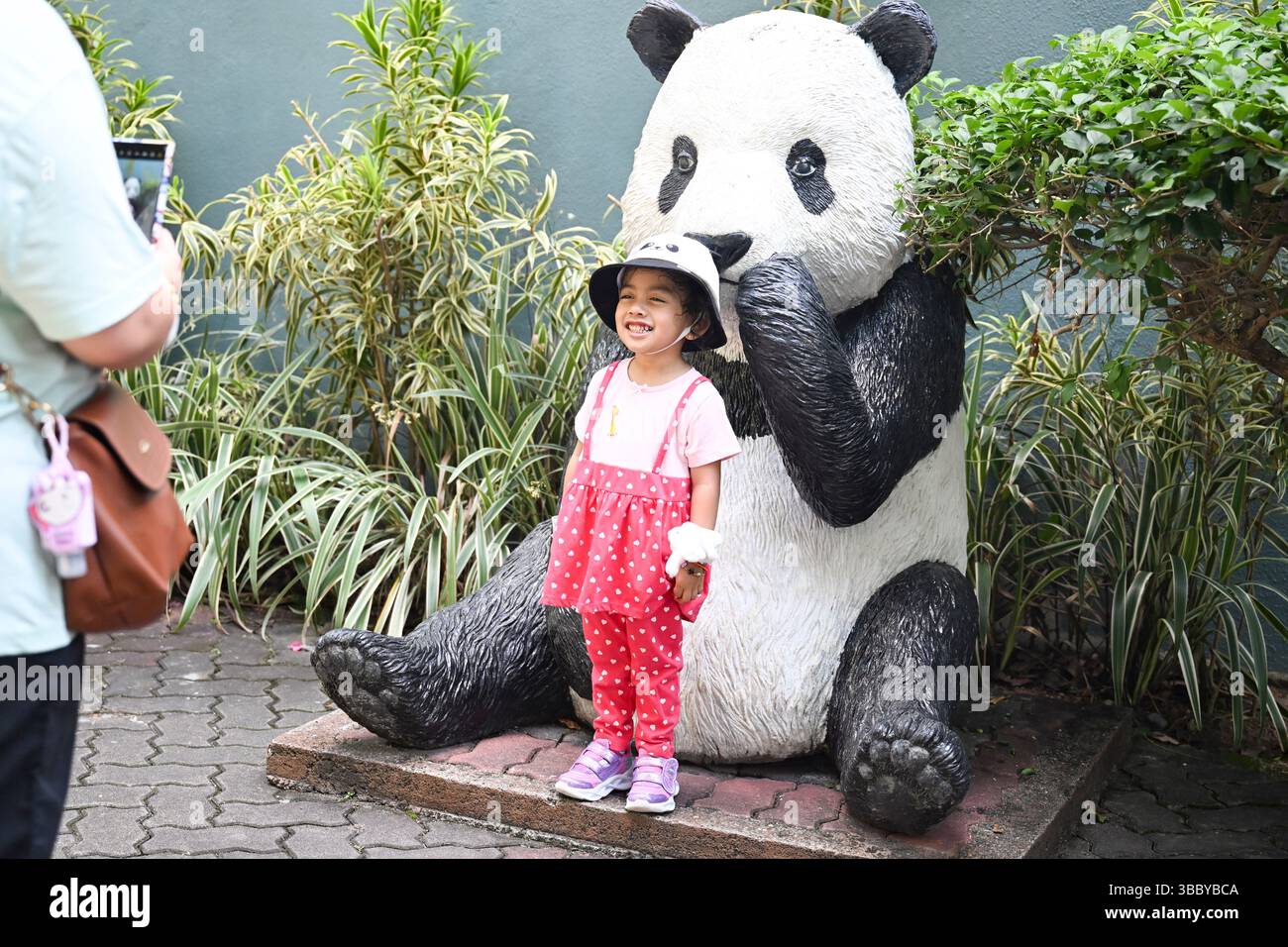 Kuala Lumpur, China on May 18, 2025. 21st May, 2014. A little girl ...