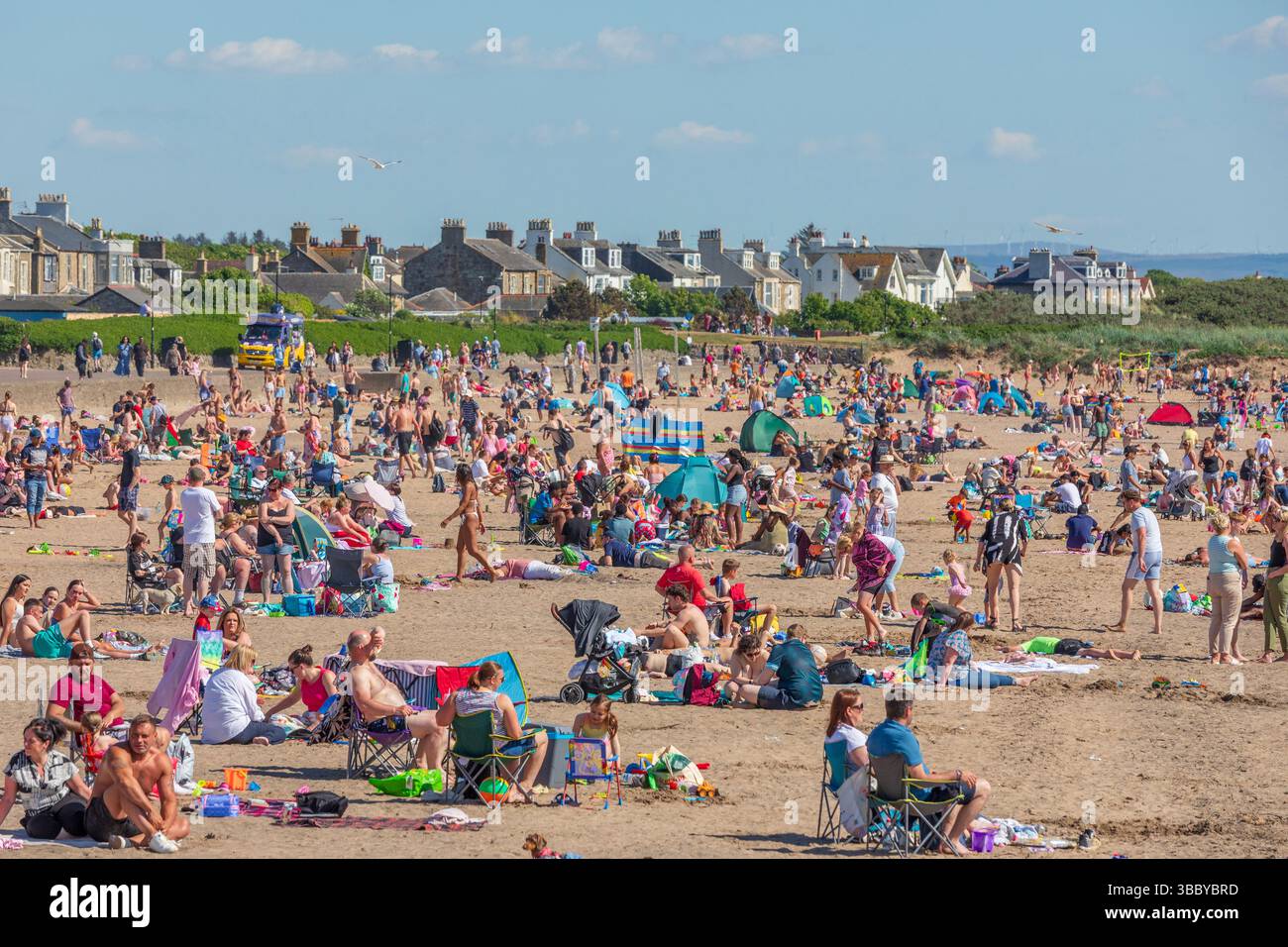 Troon, UK. 17th May, 2025. Warm and sunny weather with temperatures up ...