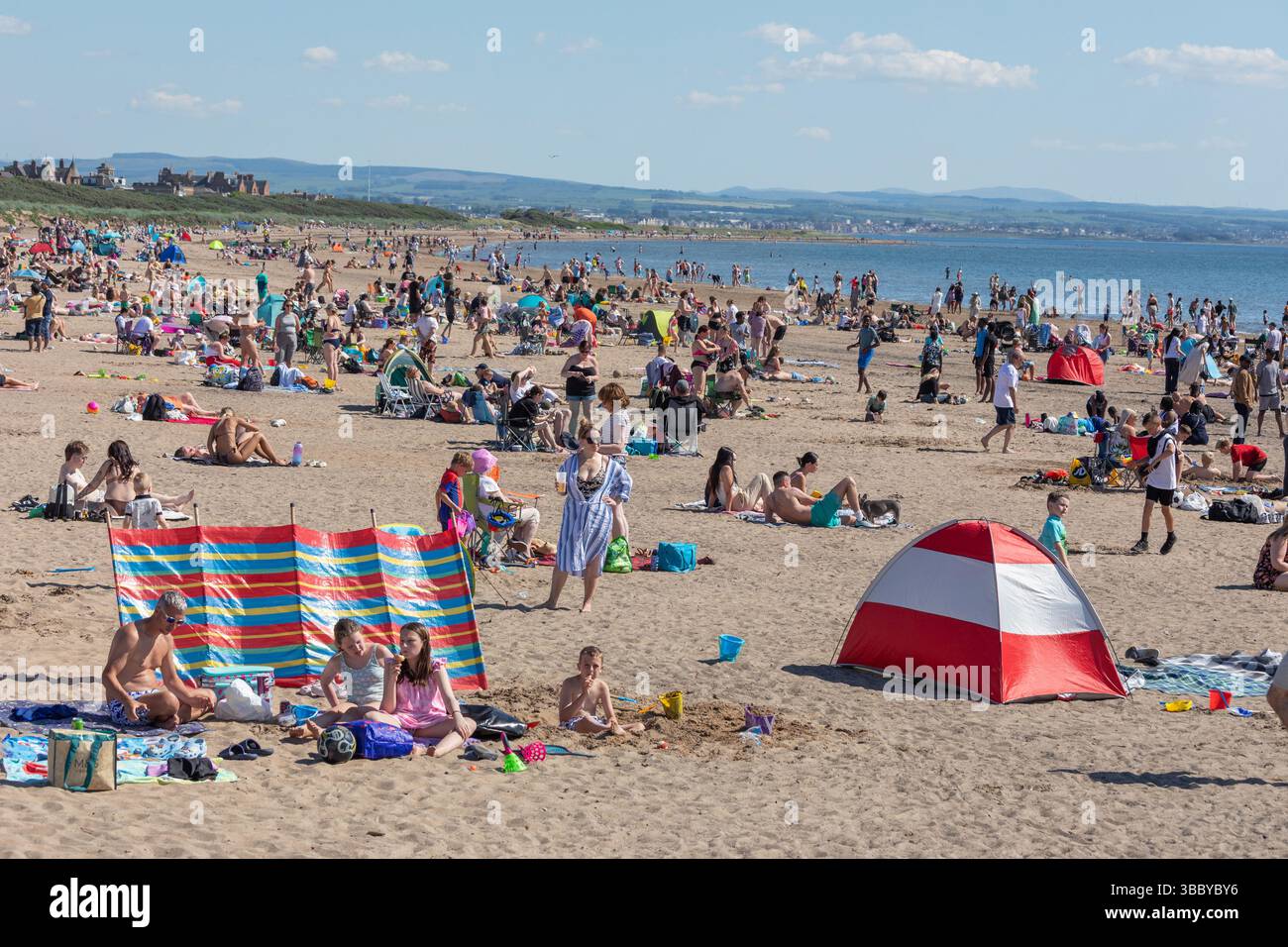Troon, UK. 17th May, 2025. Warm and sunny weather with temperatures up ...