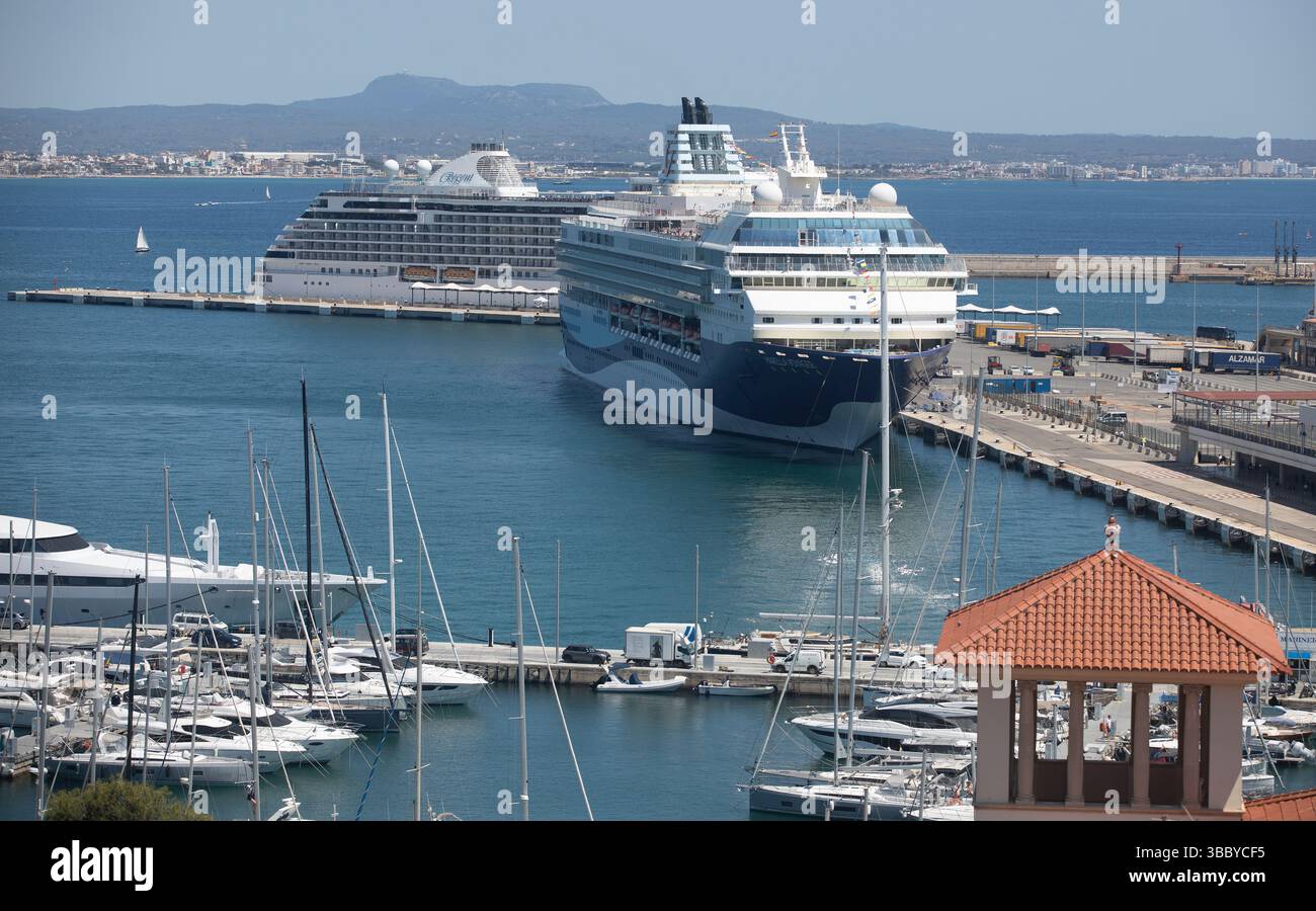 Palma, Spain. 17th May, 2025. The cruise ships "Marella Voyager" (r ...
