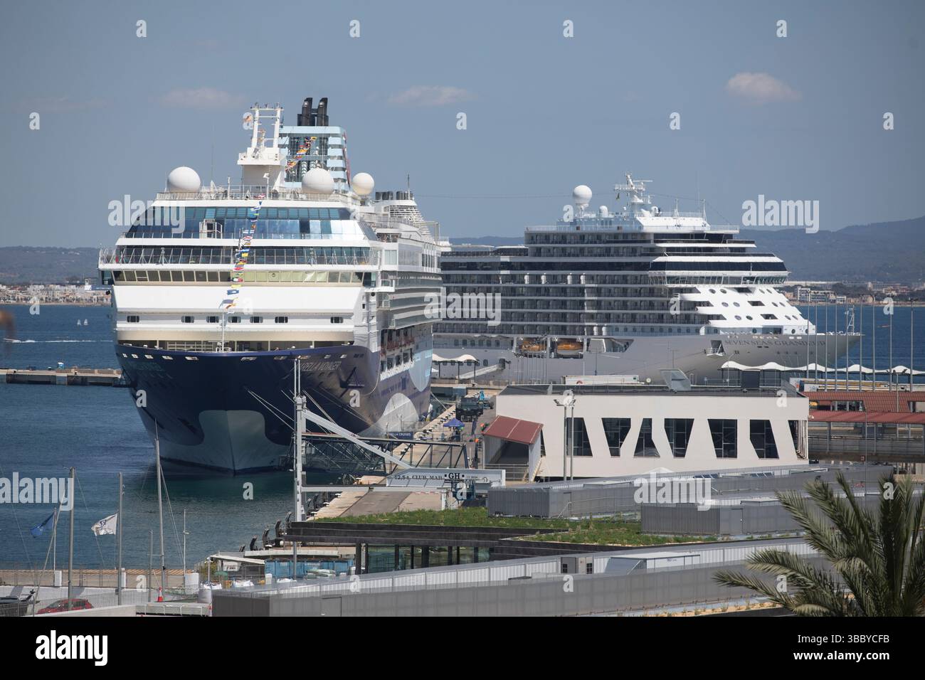 Palma, Spain. 17th May, 2025. The cruise ships "Marella Voyager" (l ...