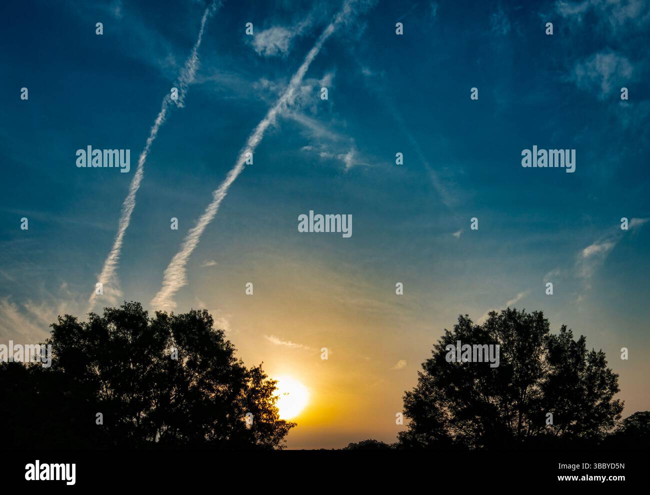 Jet streaks in sky hi-res stock photography and images - Alamy