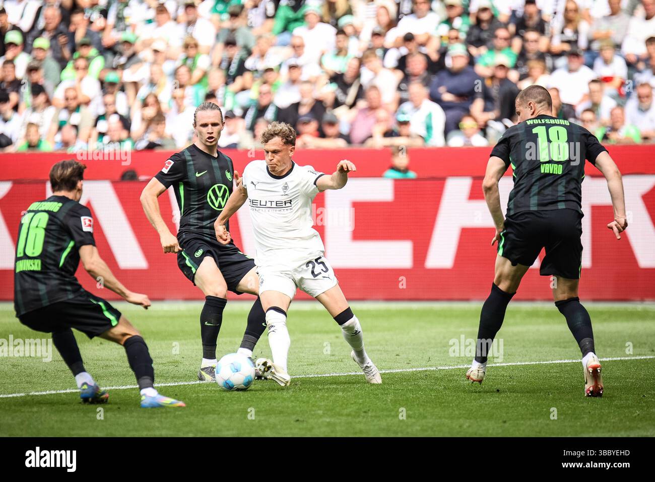 Robin Hack (Borussia M?nchengladbach #25) gegen ganz Wolfsburg -- 1. Fussball Bundesliga ...