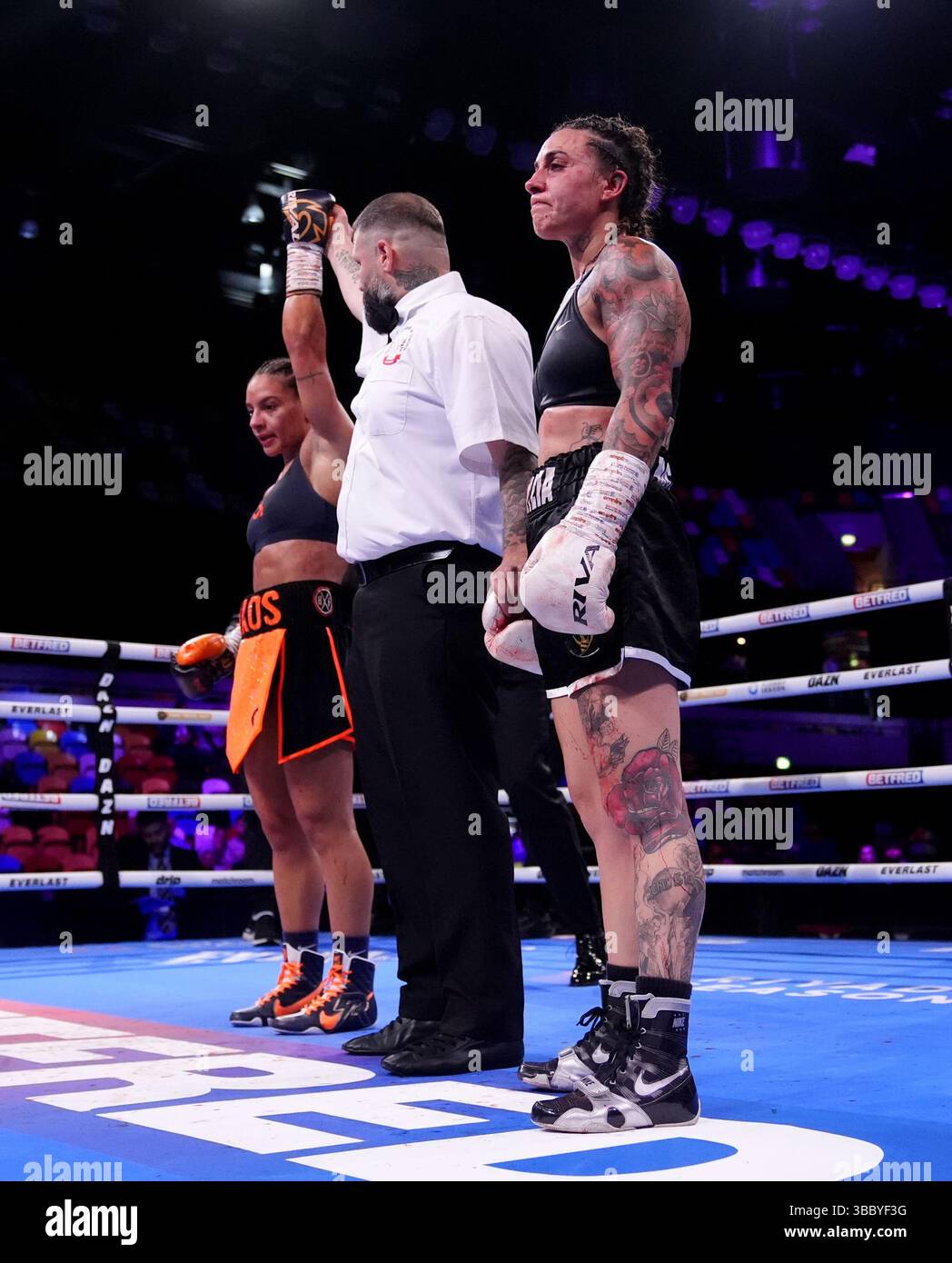 Shannon Ryan lifts her arms after winning against Fara El Bousairi in ...