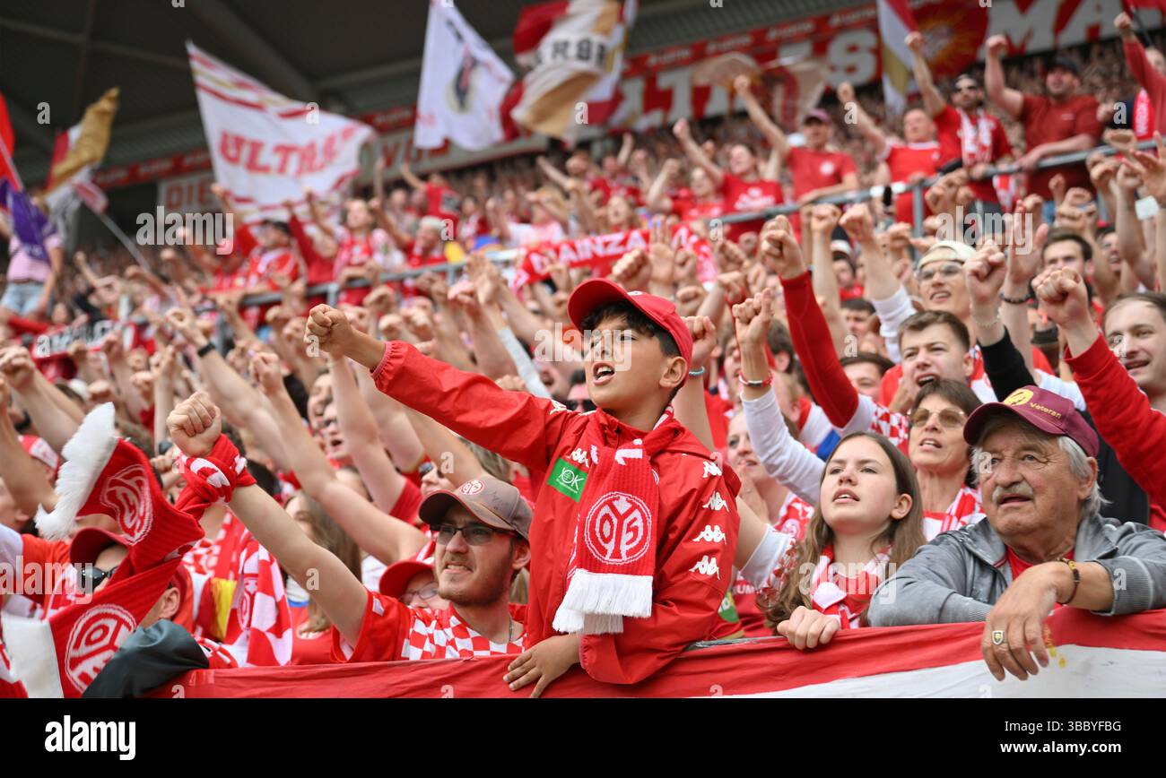 Mainz, Germany. 17th May, 2025. Soccer: Bundesliga, FSV Mainz 05 - Bayer Leverkusen, Matchday 34 ...