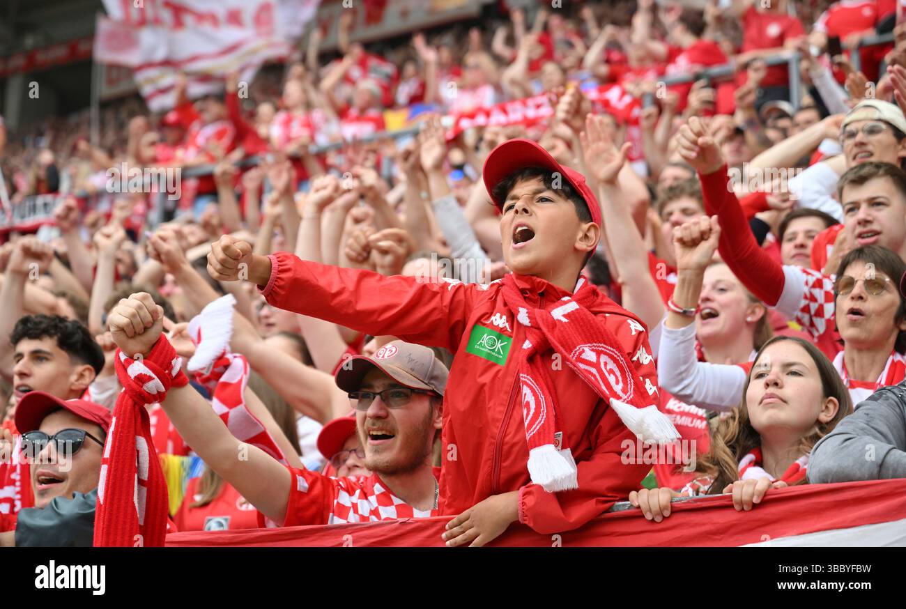 Mainz, Germany. 17th May, 2025. Soccer: Bundesliga, FSV Mainz 05 - Bayer Leverkusen, Matchday 34 ...
