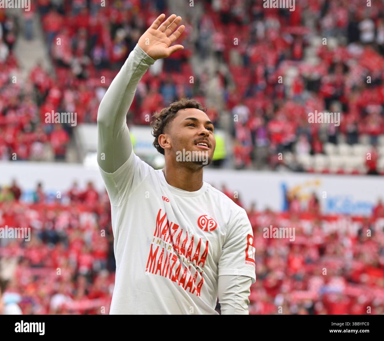 Mainz, Germany. 17th May, 2025. Soccer: Bundesliga, FSV Mainz 05 - Bayer Leverkusen, Matchday 34 ...