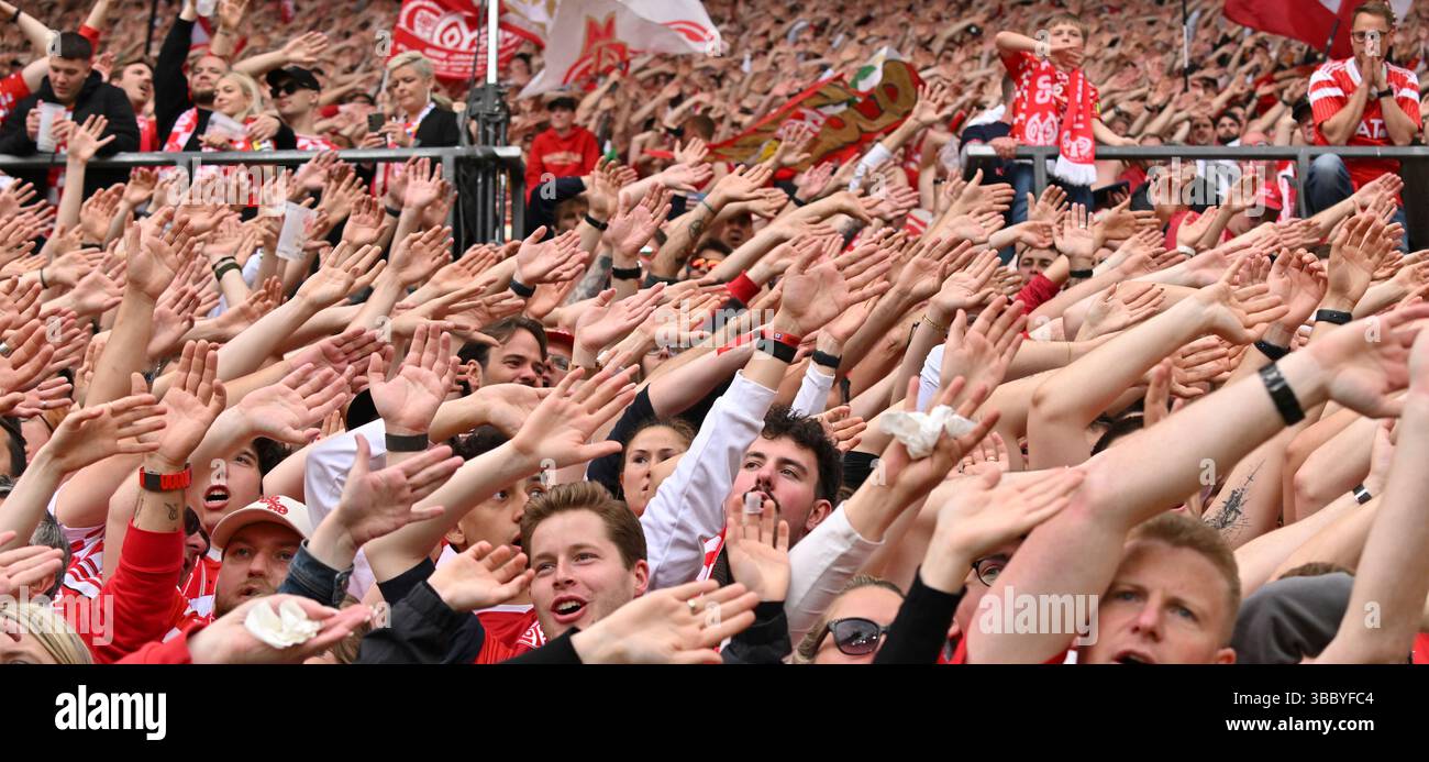 Mainz, Germany. 17th May, 2025. Soccer: Bundesliga, FSV Mainz 05 - Bayer Leverkusen, Matchday 34 ...