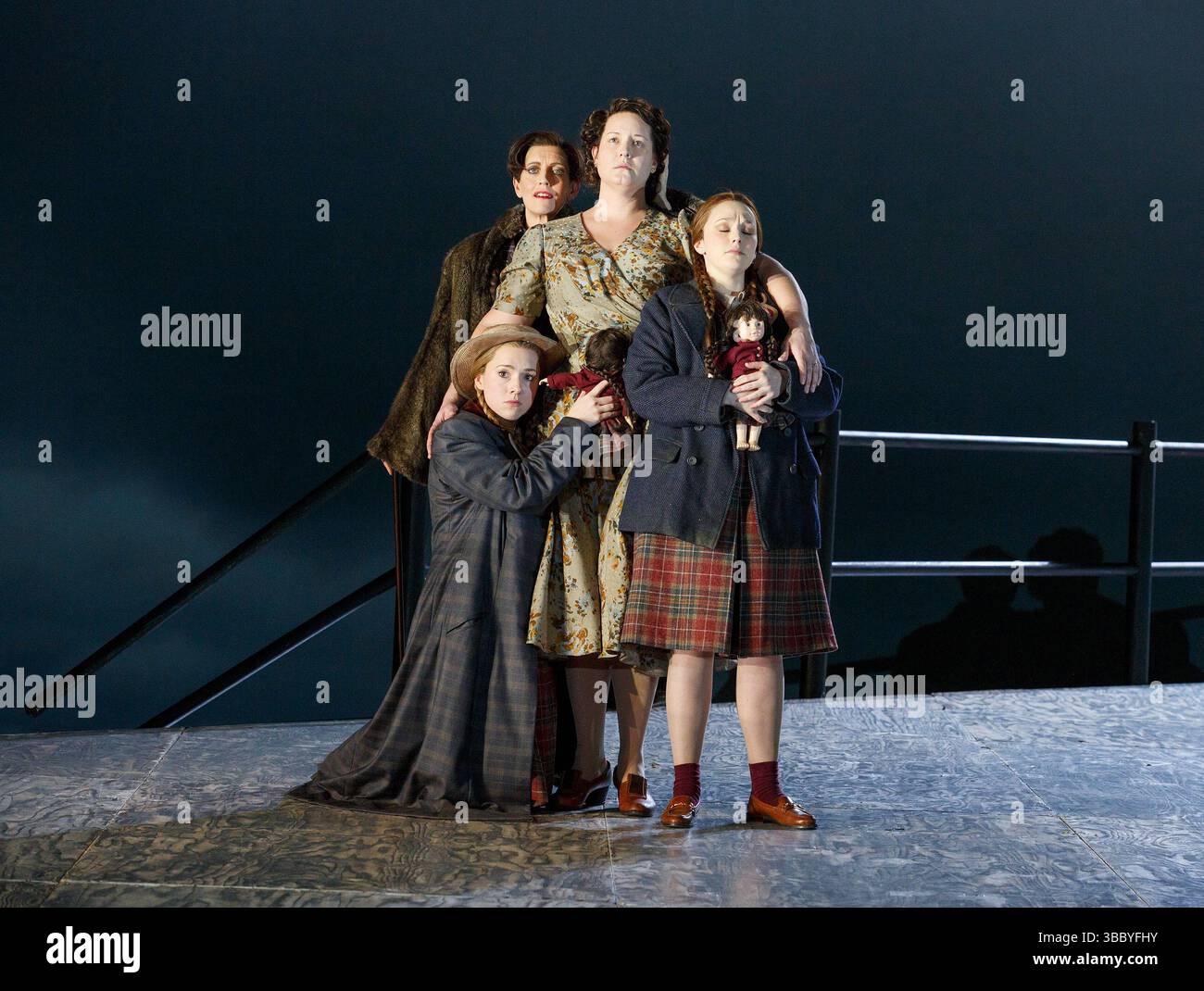 Schoolgirls in uniform uk hi-res stock photography and images - Alamy