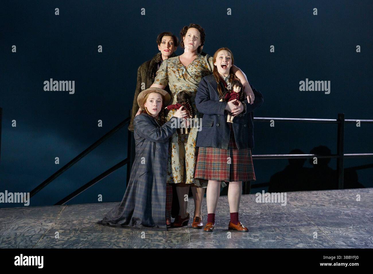 Schoolgirls in uniform uk hi-res stock photography and images - Alamy
