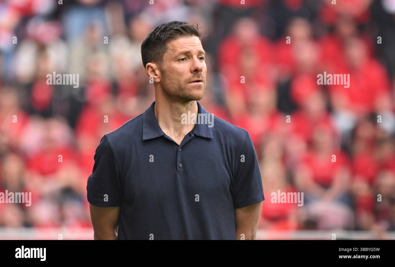 Mainz, Germany. 17th May, 2025. Soccer: Bundesliga, FSV Mainz 05 - Bayer Leverkusen, Matchday 34 ...