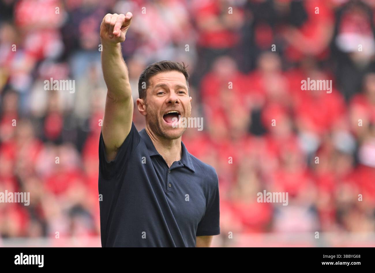 Mainz, Germany. 17th May, 2025. Soccer: Bundesliga, FSV Mainz 05 - Bayer Leverkusen, Matchday 34 ...