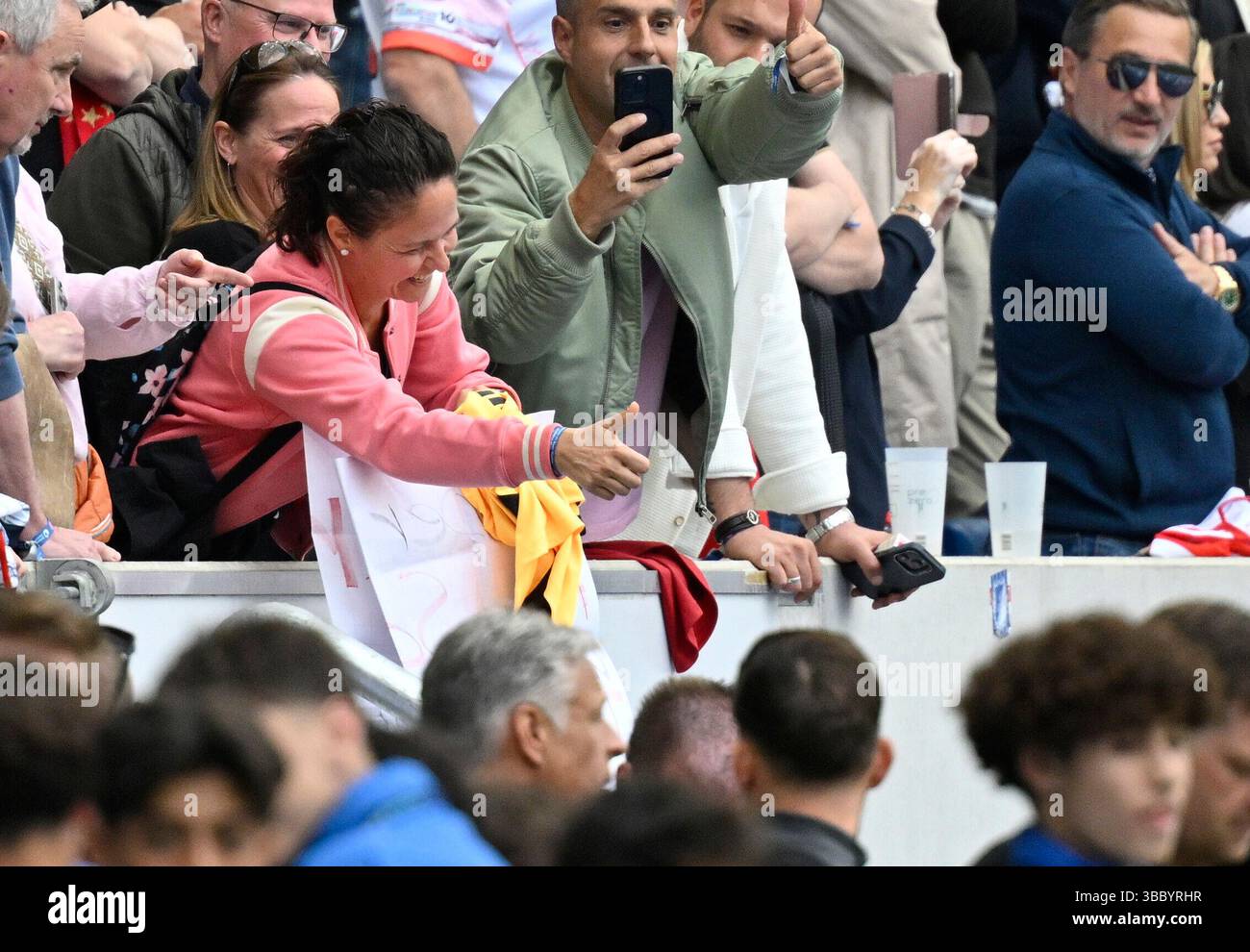 nach Spielende: Fan Zuschauerin zeigt Plakat und bekommt am Ende das ...