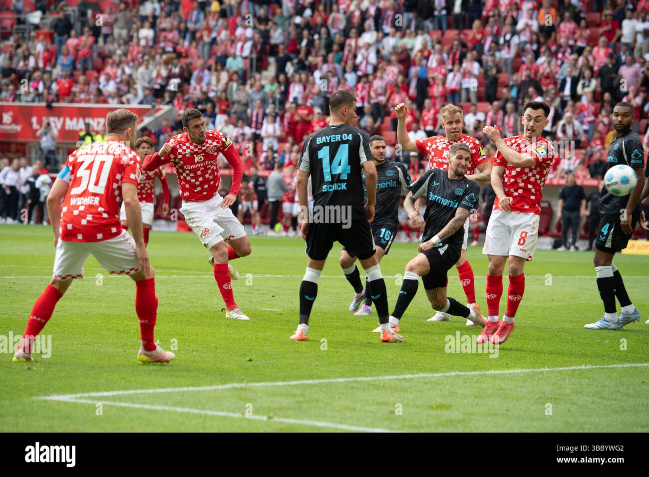Mainz, Deutschland. 17th May, 2025. Stefan BELL (MZ) scores a goal which is disallowed for ...