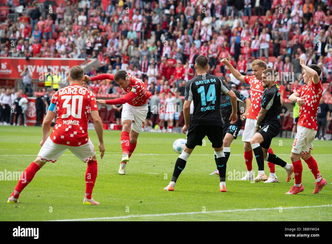 Mainz, Deutschland. 17th May, 2025. Stefan BELL (MZ) scores a goal which is disallowed for ...
