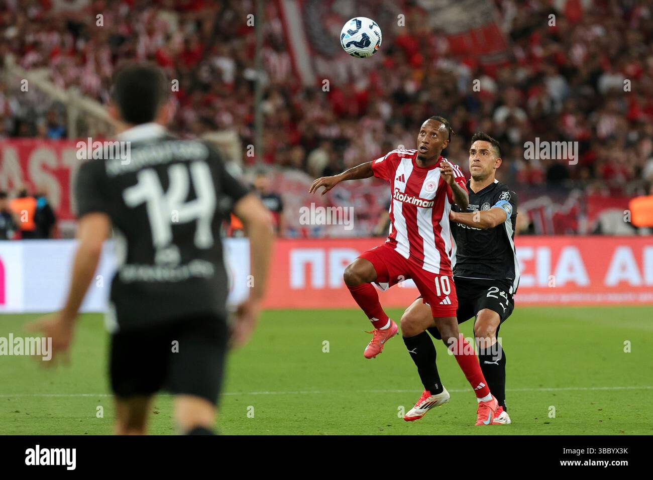 Olympiacos' Gelson Martins, center, is challenged by OFI's Vassilis ...