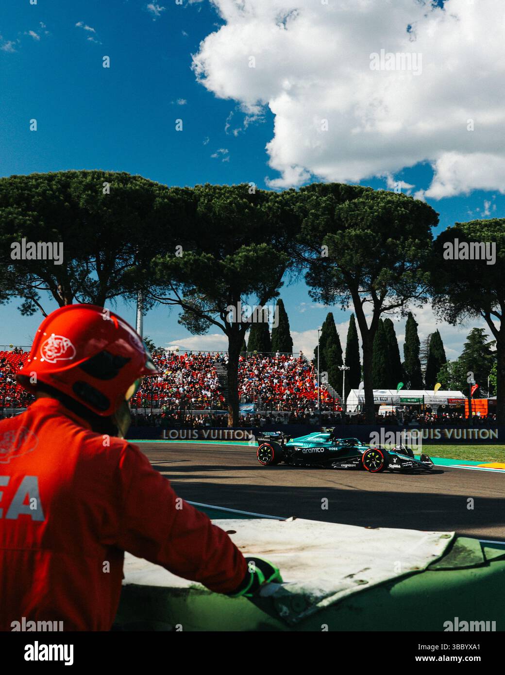 14 ALONSO Fernando (spa), Aston Martin F1 Team AMR24, action marshall ...
