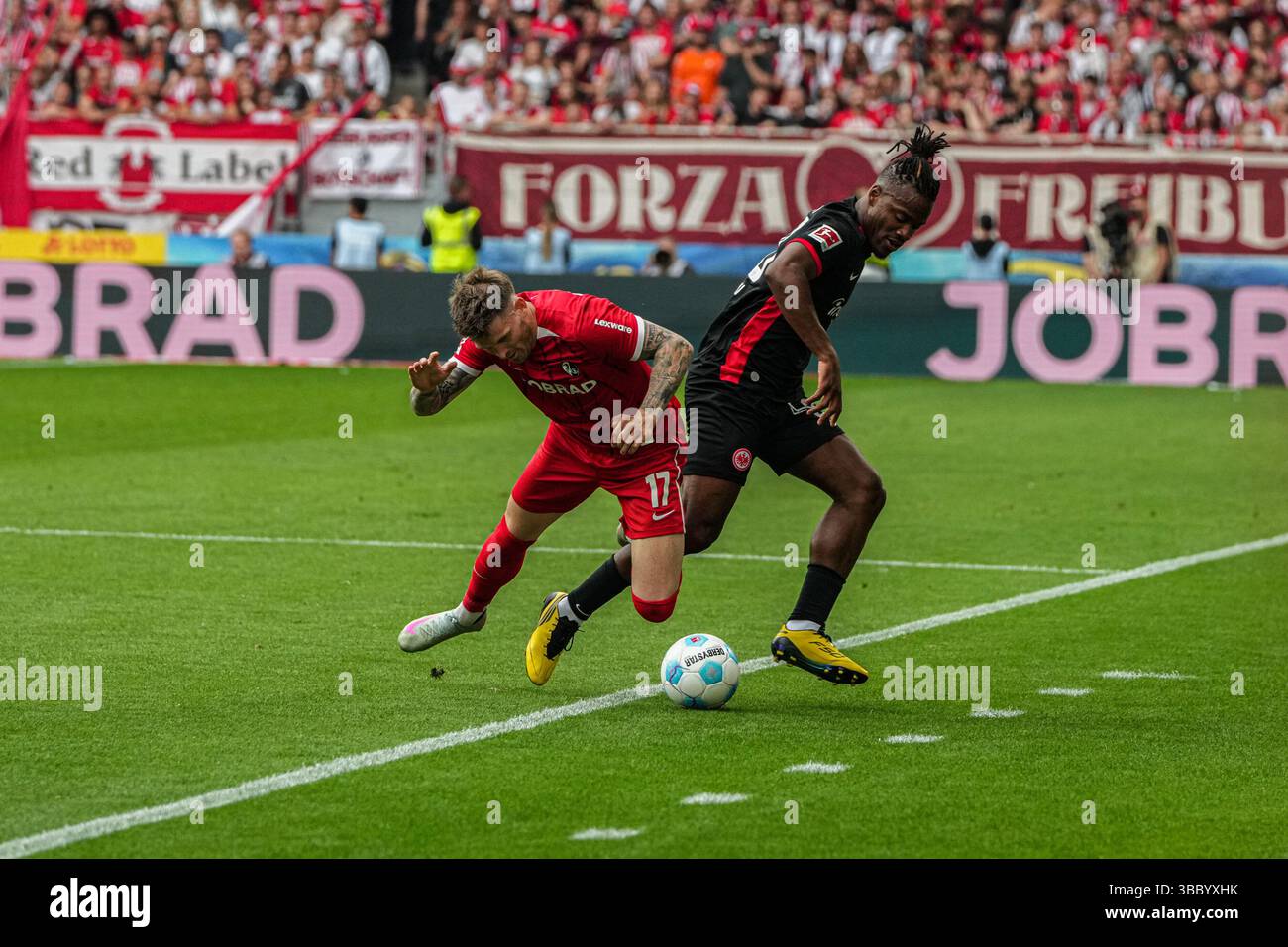 Freiburg, Deutschland. 17th May, 2025. Zweikampf zwischen Lukas K?bler (SC Freiburg 17) und ...