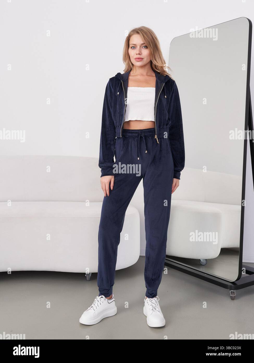 Woman wearing white crop top hi-res stock photography and images - Alamy