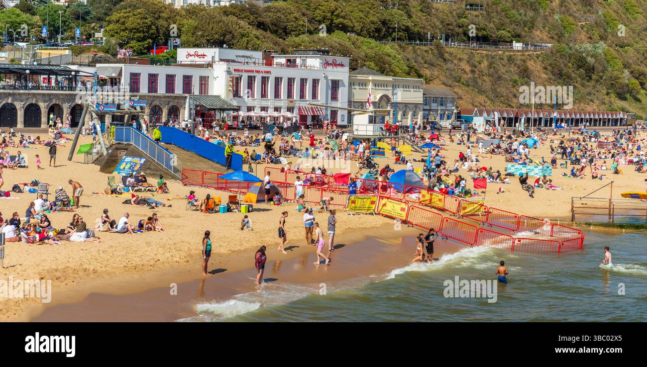 East Cliff Beach, Bournemouth, UK - May 17th 2025: Crowded beach of ...